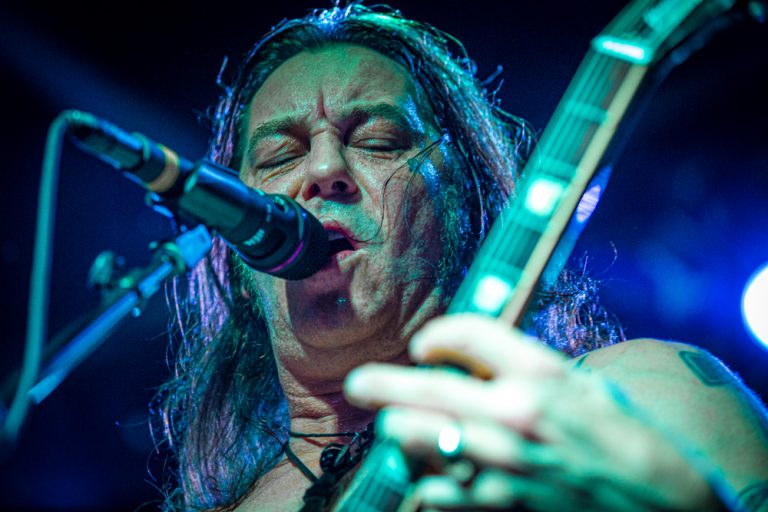 Matt Pike de HIGH ON FIRE a joué un spectacle avec un hot-dog dans sa ...