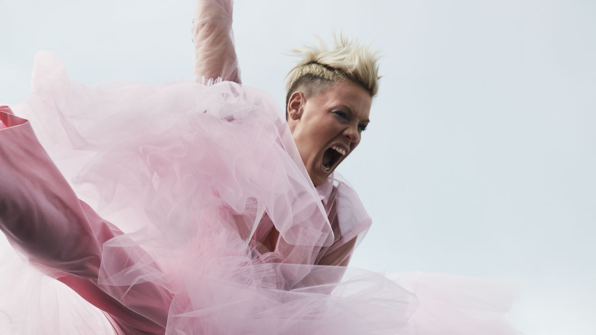 Pink Plays It Safe sur TRUSTFALL: Critique d'album