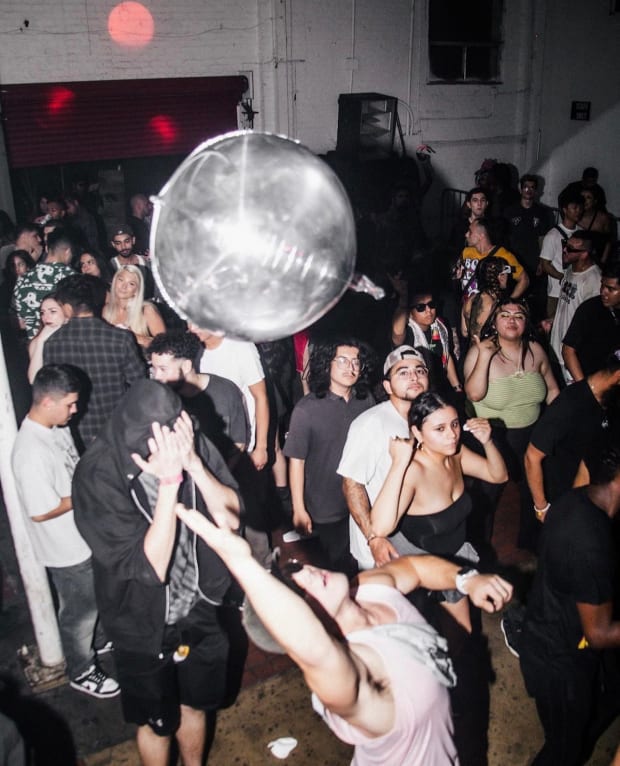 Explorer la scène Warehouse Rave de LA, une sous-culture rayonnante ...