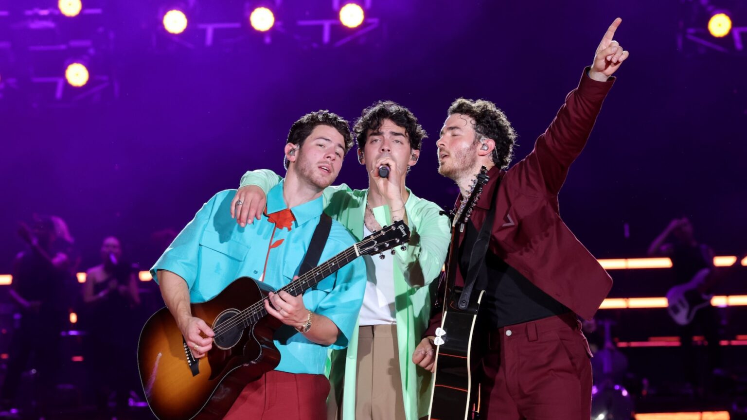 Les Jonas Brothers jouent un ensemble de 60 chansons au lancement de ...