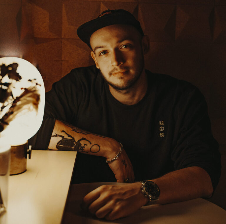 DROELOE dévoile son premier album solo « The Art Of Change