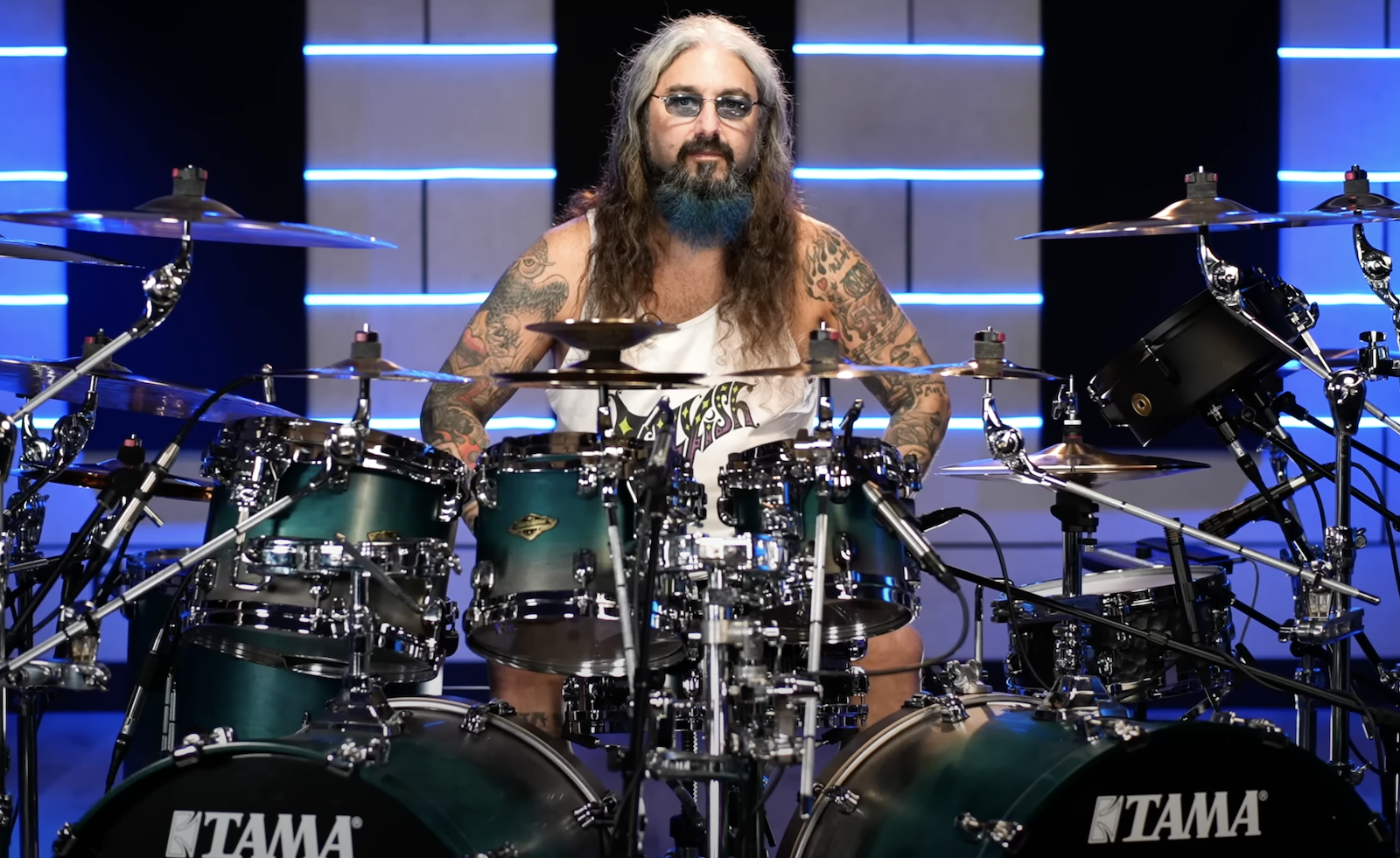 Regardez MIKE PORTNOY décomposer "Pull Me Under" de DREAM THEATER et expliquer comment il a ...