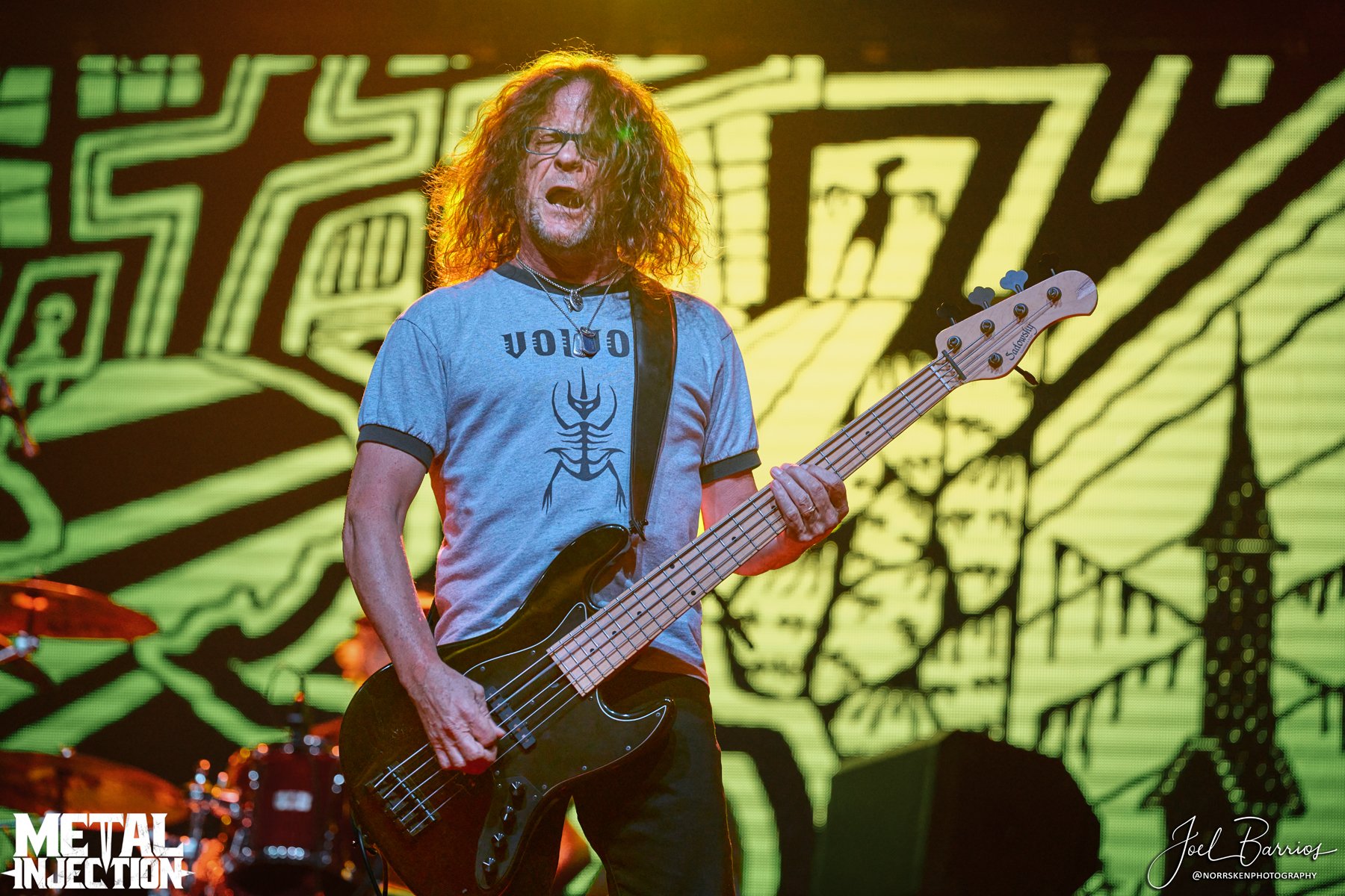 JASON NEWSTED est également surpris de voir à quel point il était actif sur scène avec METALLICA