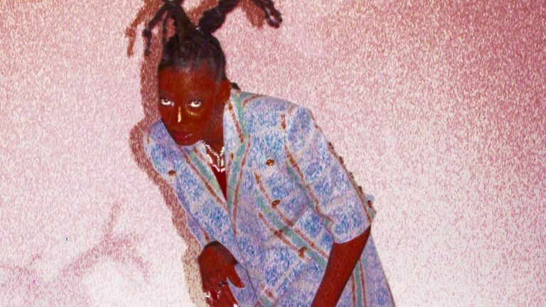 Little Simz libère la nouvelle chanson effrontée "Young": Stream