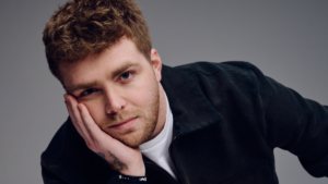 Alex Warren annonce un nouvel album, tout ira bien, gamin