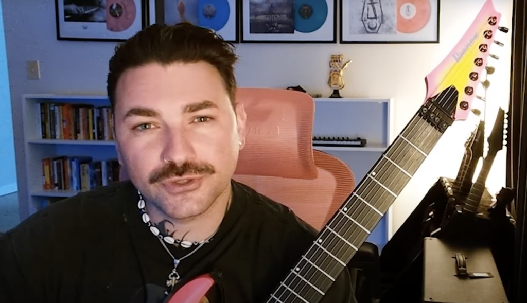 Adam de Micco de Lorna Shore montre les riffs qui lui ont enseigné