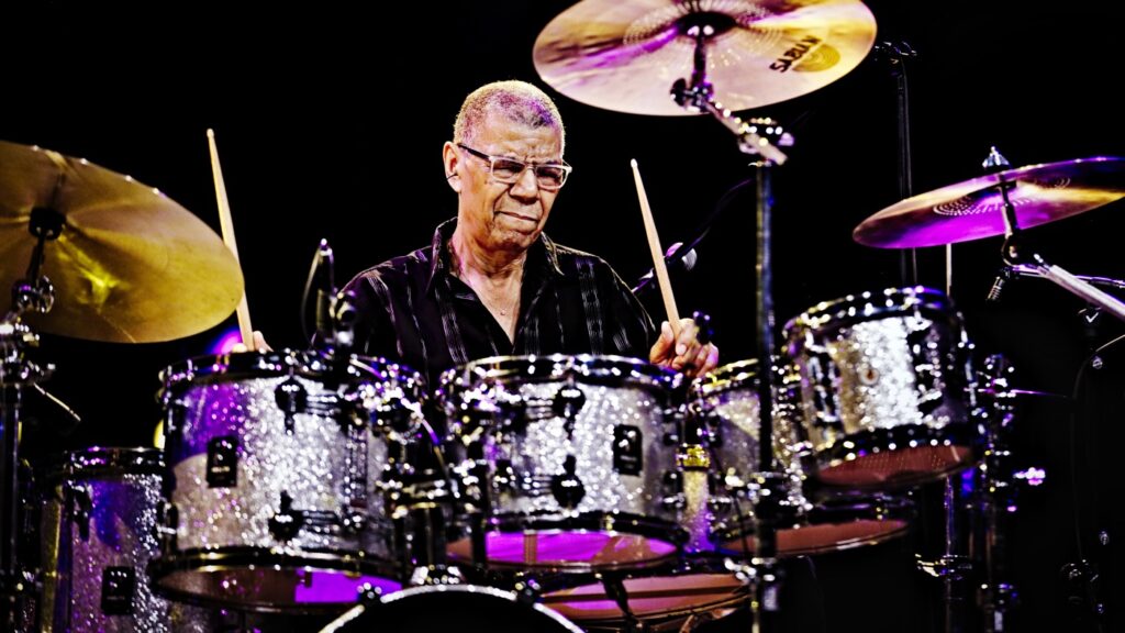 Jack DeJohnette, batteur de jazz dynamique et immédiatement ...