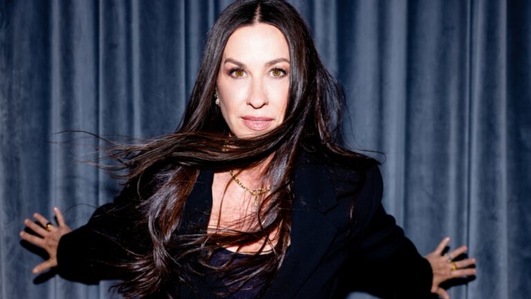 Alanis Morissette annonce sa résidence à Los Angeles en 2026 "Papillon ...